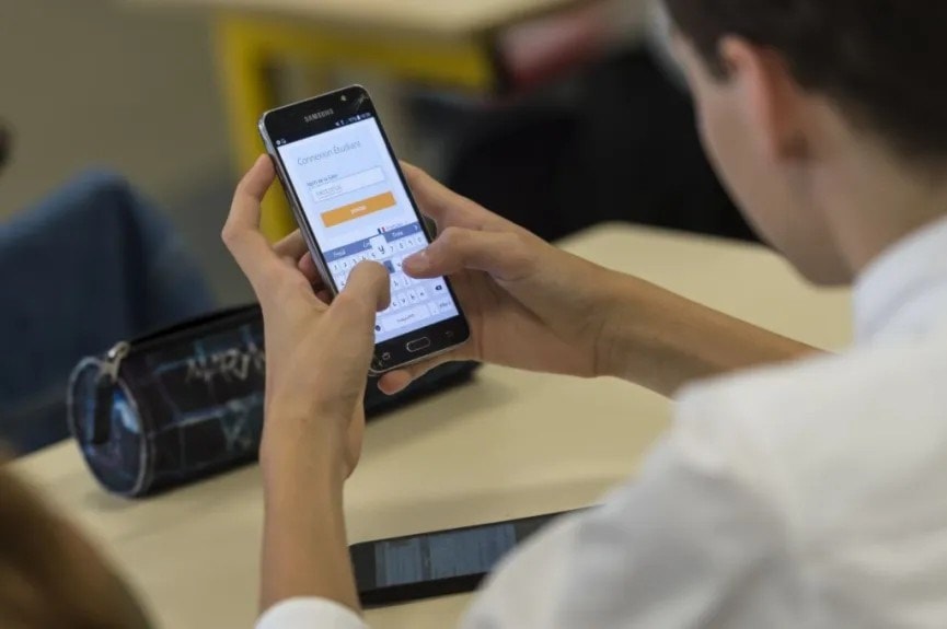 Netherlands to ban phones in class from Jan. 2024 to avoid distraction ... Netherlands to ban phones in class from Jan. 2024 to avoid distraction ...